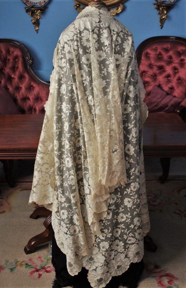 Mantilla de encaje de blonda (MN015) - Mantones del Sur